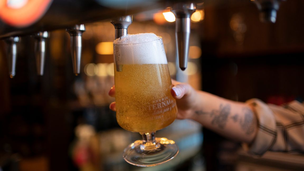 Så många öl måste varje svensk dricka för att rädda krogarna