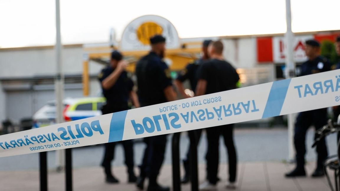 Man död efter skottlossning i Sätra galleria – fyra anhållna Man död efter skottlossning i Sätra galleria – fyra anhållna