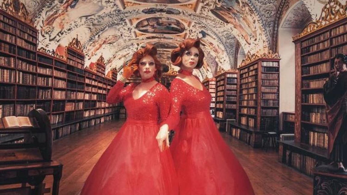 Drag queen-duo gör turné på Sveriges förskolor